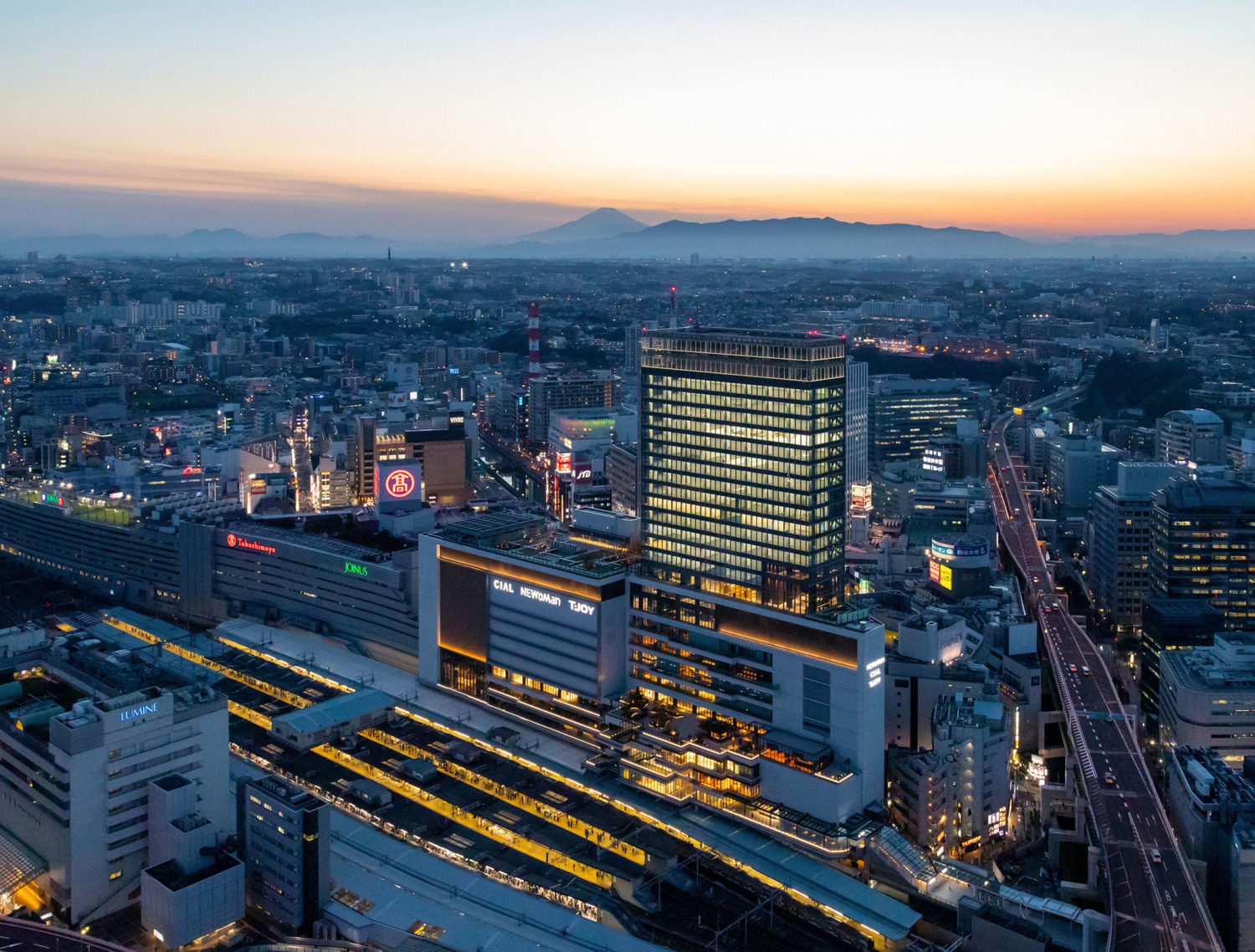 東日本旅客鉄道＋JR東日本建築設計による、神奈川の横浜駅西口駅ビル「JR横浜タワー」 | architecturephoto.net