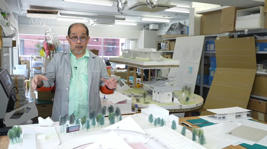 青木淳に、建築を志した出来事・建築の面白さ・進行中のプロジェクト等について聞いている動画。自身の事務所で収録され作品の背景のエピソードも語られる | architecturephoto.net