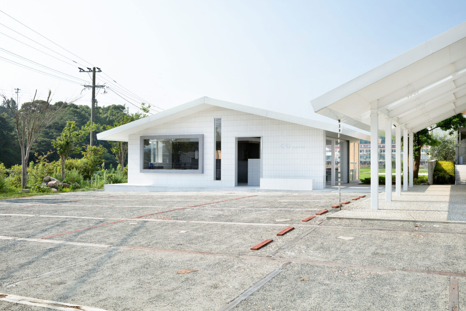 原田圭 / DO.DO.による、長崎・波佐見町の飲食店舗「COYANE SAIKAITOKI」。トンネル内壁用に開発された波佐見焼のタイルを採用し、建築外装・内装・家具に至るまで使用 ...