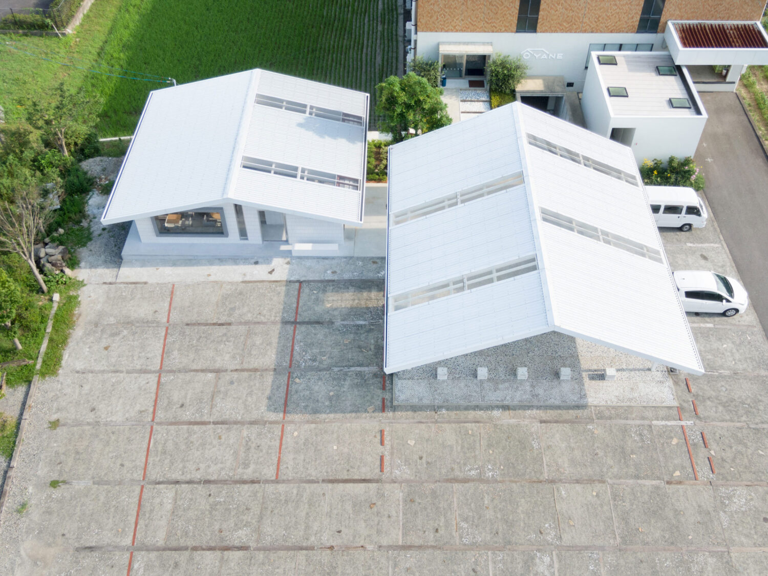 原田圭 / DO.DO.による、長崎・波佐見町の飲食店舗「COYANE SAIKAITOKI」。トンネル内壁用に開発された波佐見焼のタイルを採用し、建築外装・内装・家具に至るまで使用 ...