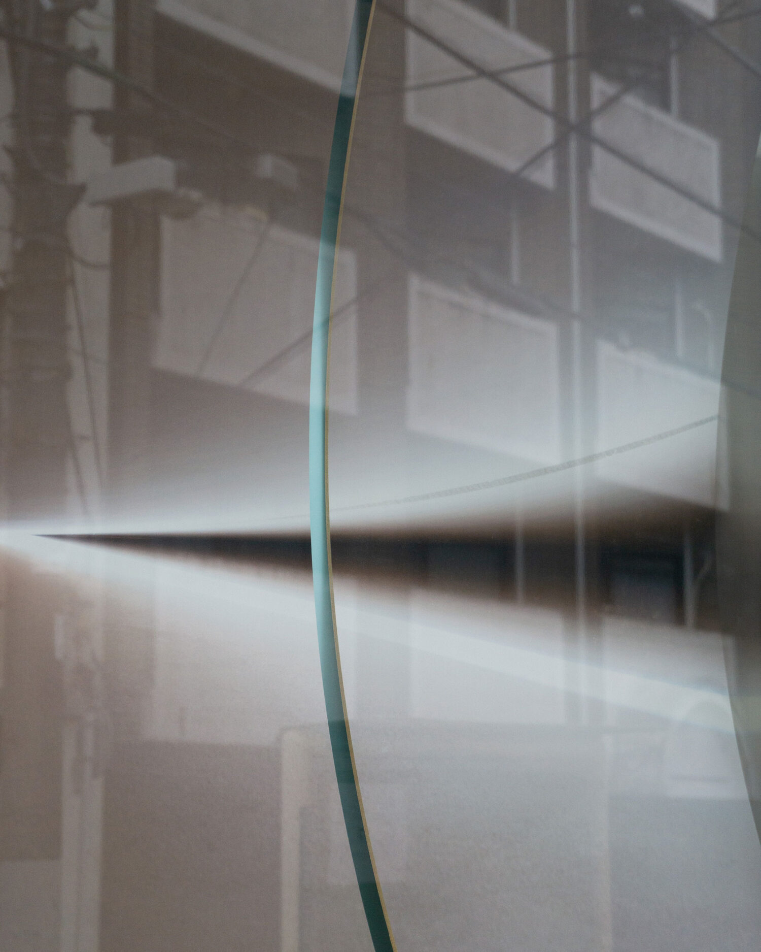 澤田航＋橋村雄一 / Sawada Hashimuraによる、恵比寿の、CAGE GALLERYでのインスタレーション「Every man is a liar.」。街路に面した窓2つが展示空間 ...