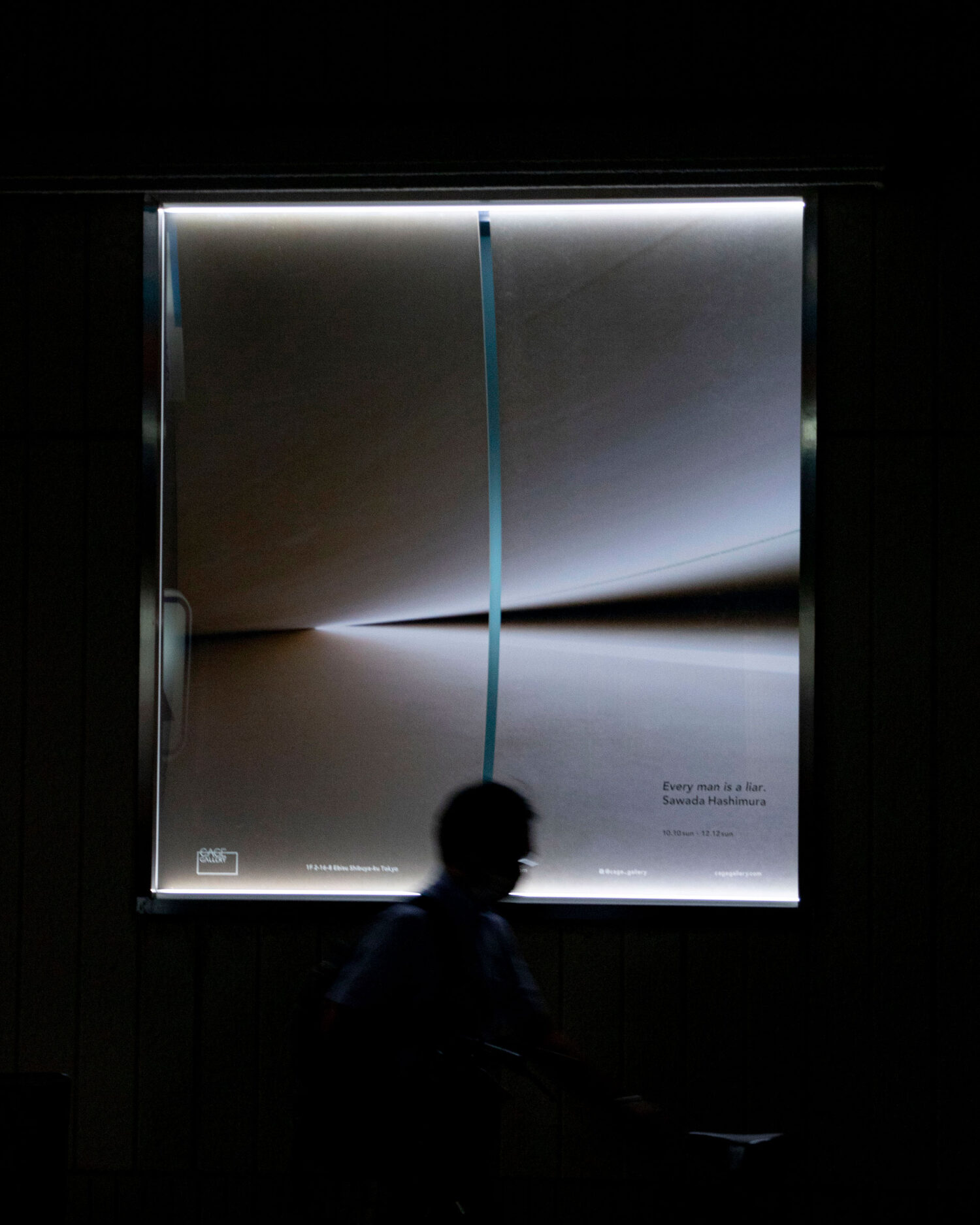 澤田航＋橋村雄一 / Sawada Hashimuraによる、恵比寿の、CAGE GALLERYでのインスタレーション「Every man is a liar.」。街路に面した窓2つが展示空間 ...