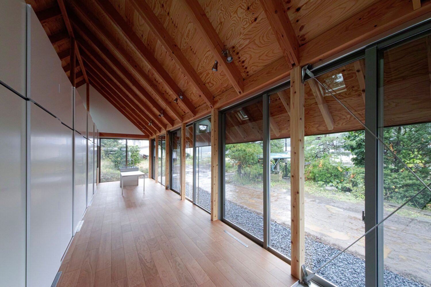 玉田誠＋脇本夏子 / 玉田脇本建築設計事務所による、長野・佐久市の住宅「SAKU HOUSE」。将来の住まい方の変化も受容可能な住宅との要望に ...
