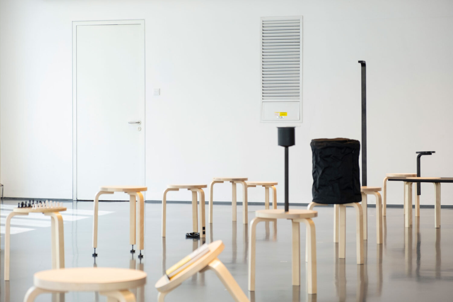 元木大輔 / DDAA LABによる展覧会「Hackability of the Stool」が、京都市京セラ美術館で開催。定番的スツールを ...
