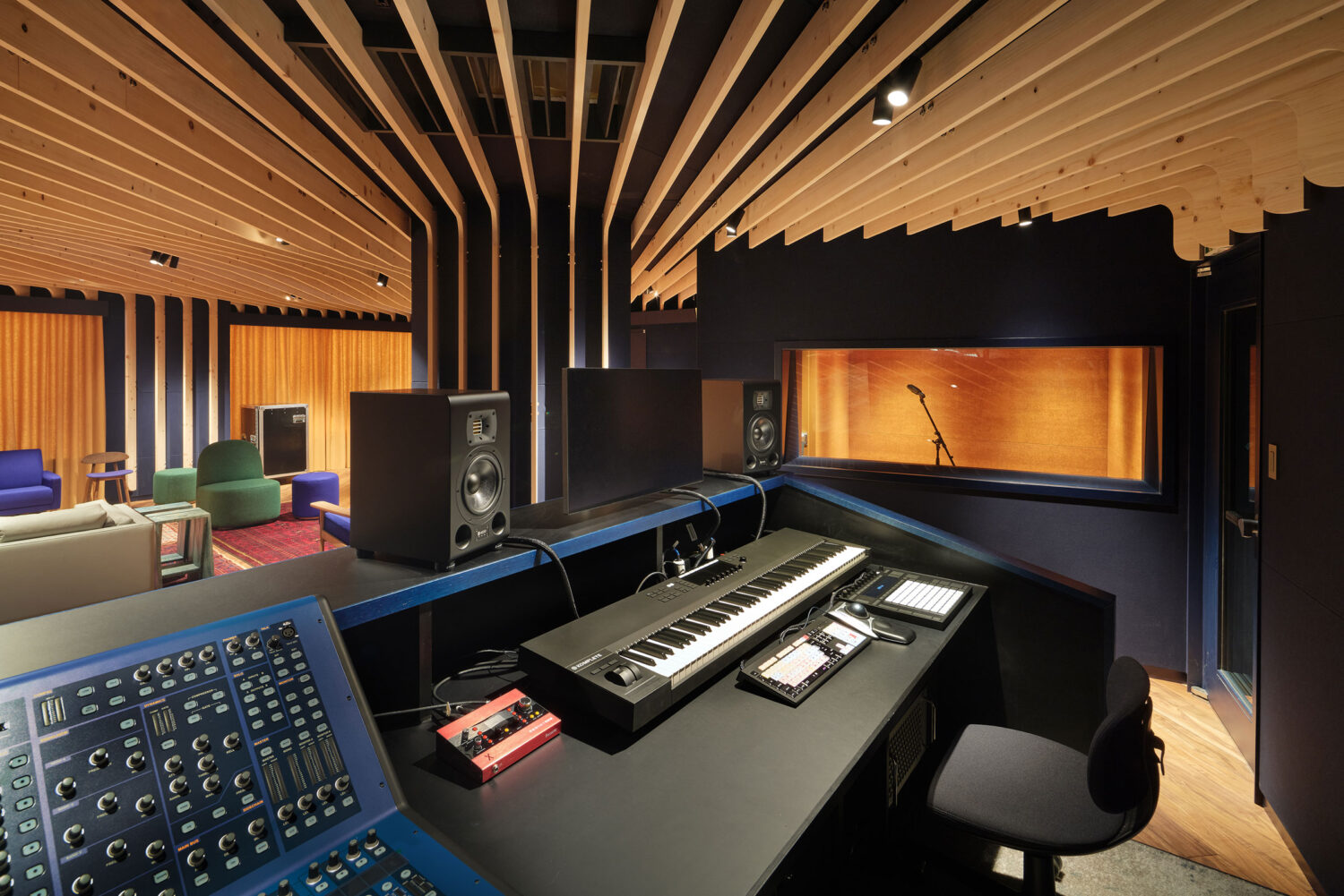 トラフ建築設計事務所による、東京・渋谷区の、スタジオとオフィス「Amazon Music Studio Tokyo」。米通販大手音楽配信部門の ...