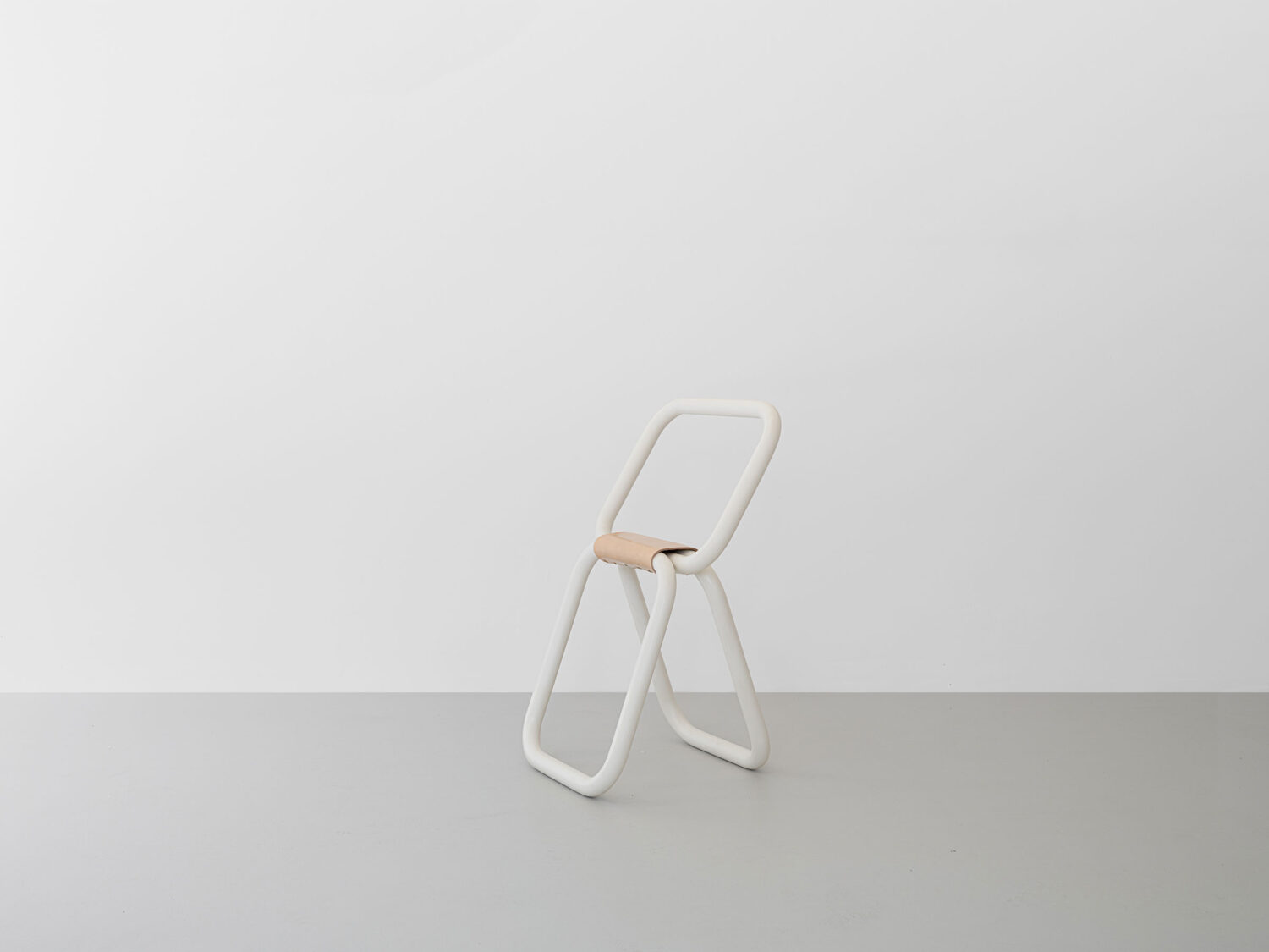 長谷川豪による、椅子「Seatless Chair」と照明「Lamp Cable Lamp」。ベルギーのMANIERAの為にデザイン ...