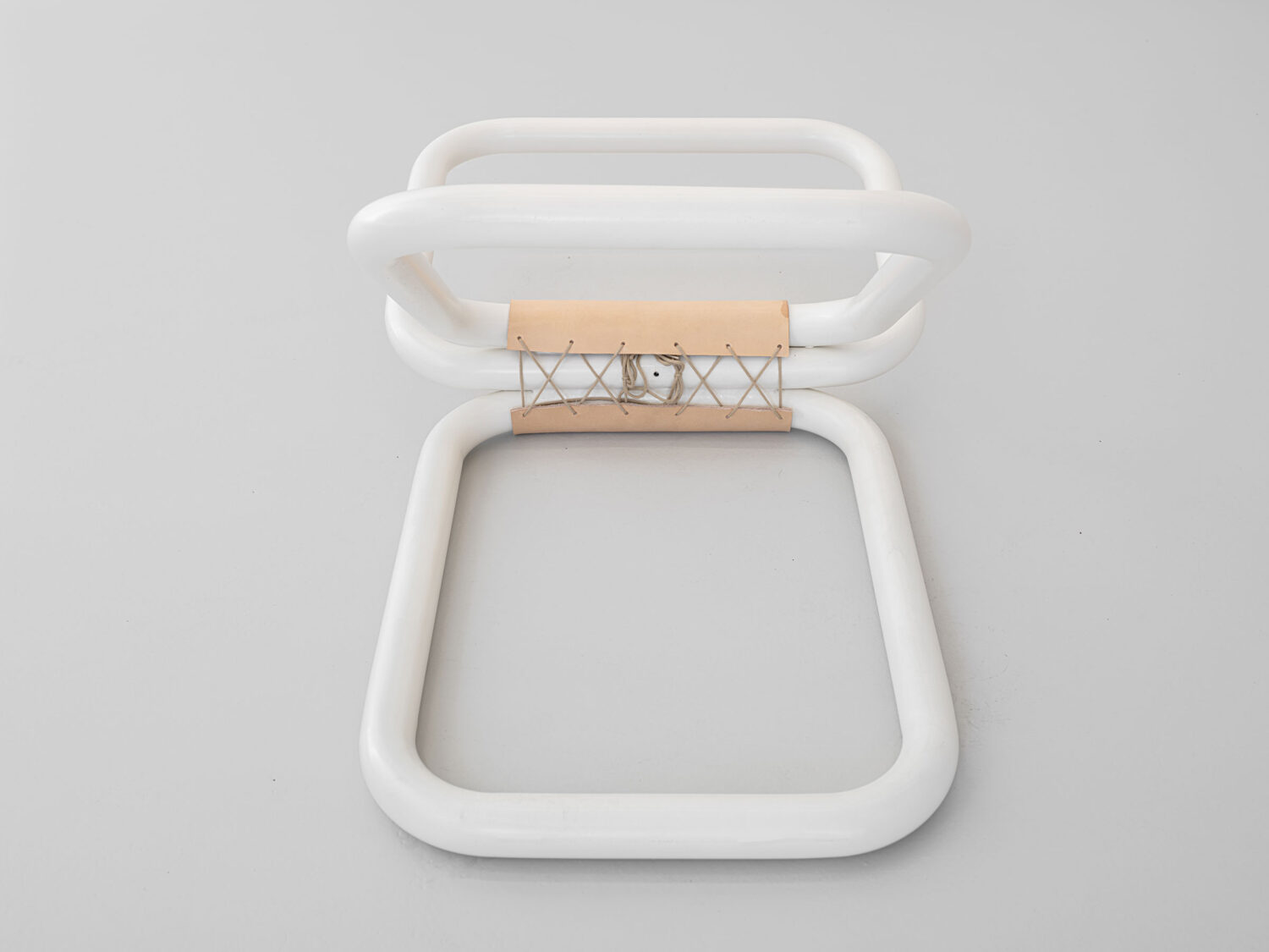 長谷川豪による、椅子「Seatless Chair」と照明「Lamp Cable Lamp」。ベルギーのMANIERAの為にデザイン ...