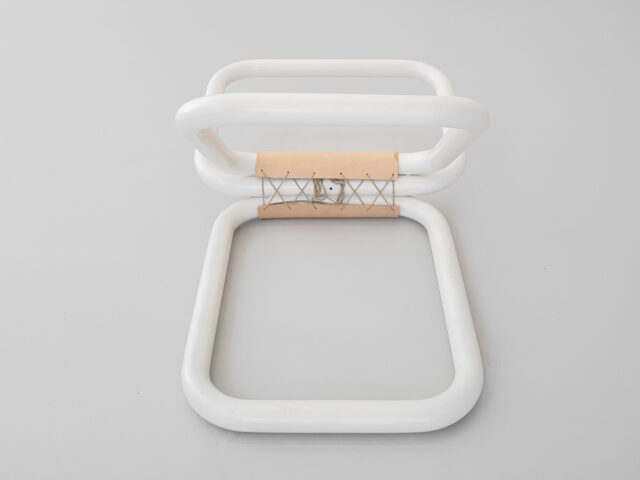 長谷川豪による、椅子「Seatless Chair」と照明「Lamp Cable Lamp」。ベルギーのMANIERAの為にデザイン ...