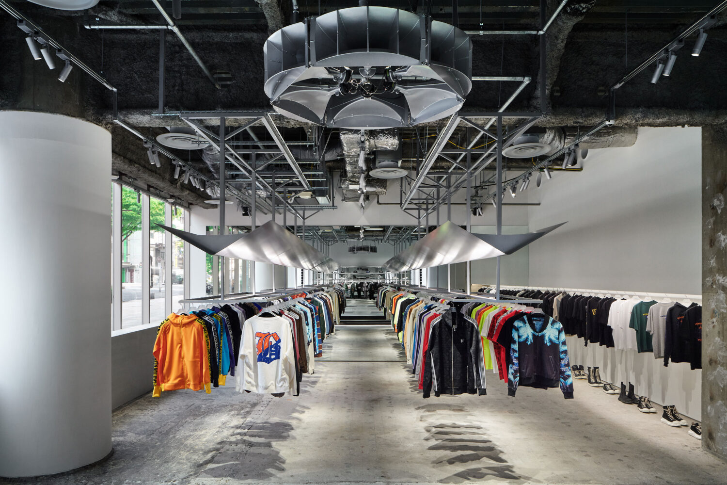 トラフによる、名古屋市の店舗「NUBIAN NAGOYA PARCO」。商業施設の内と外に入口がある区画に計画。環境条件の空間演出への援用を目指し、内では視界を絞り入店体験を設計して外では高低 ...