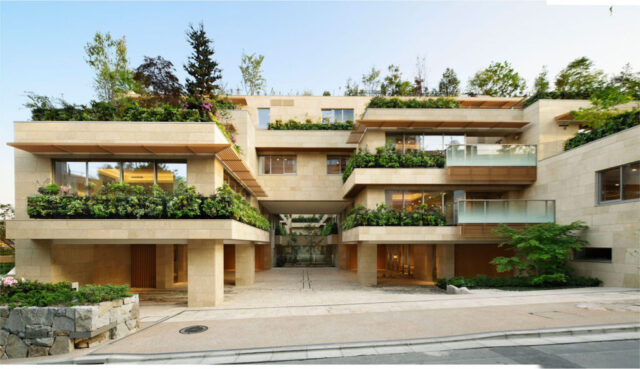 ODS / 鬼木孝一郎による、東京・墨田区の、社屋内ラウンジ「Asahi Terrace」。特徴的な外観で知られる建築内に計画。水平連続窓からの景色を楽しめる空間を目指し、窓高に揃えたベンチ等 ...