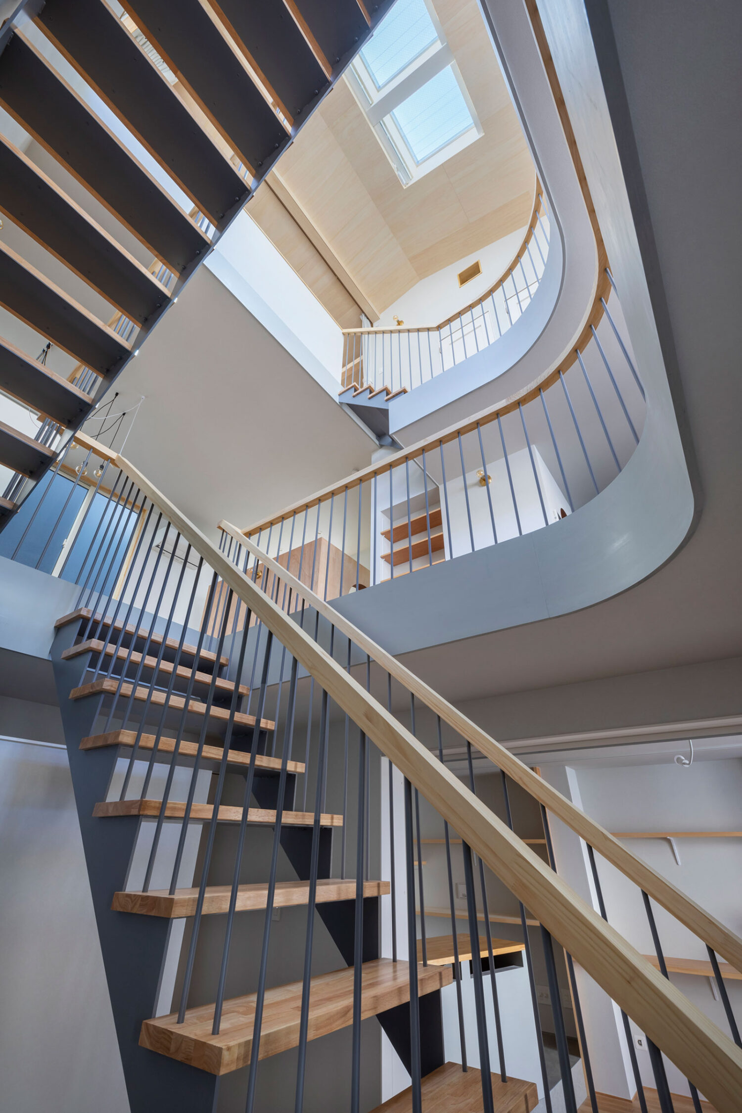 井上亮＋吉村明 / Inoue Yoshimura studioによる、東京・小金井市の住宅「大階段室の住居」。駅前の密集地に計画。採光が厳しい中での明るく開放的な住まいの要望に、限られた光を ...