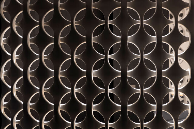 丹羽隆志アーキテクツによる、ベトナム・ハノイの「Woven Screen Office」。ビルの一層を小規模事務所とする計画。交流活性化・生産性向上・創造的体験を目指して、地域の伝統を参照した ...