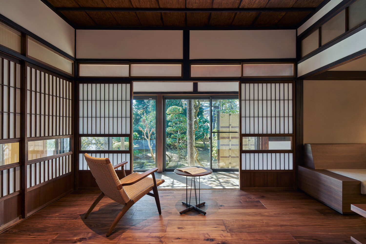 中倉康介建築設計事務所による、千葉・八街市の住宅改修「時を囲む家 Niche ＆ Nook」。築約100年の木造家屋の玄関と和室に手を入れる計画。“囲んで場所を作る”という建築行為に注目し ...