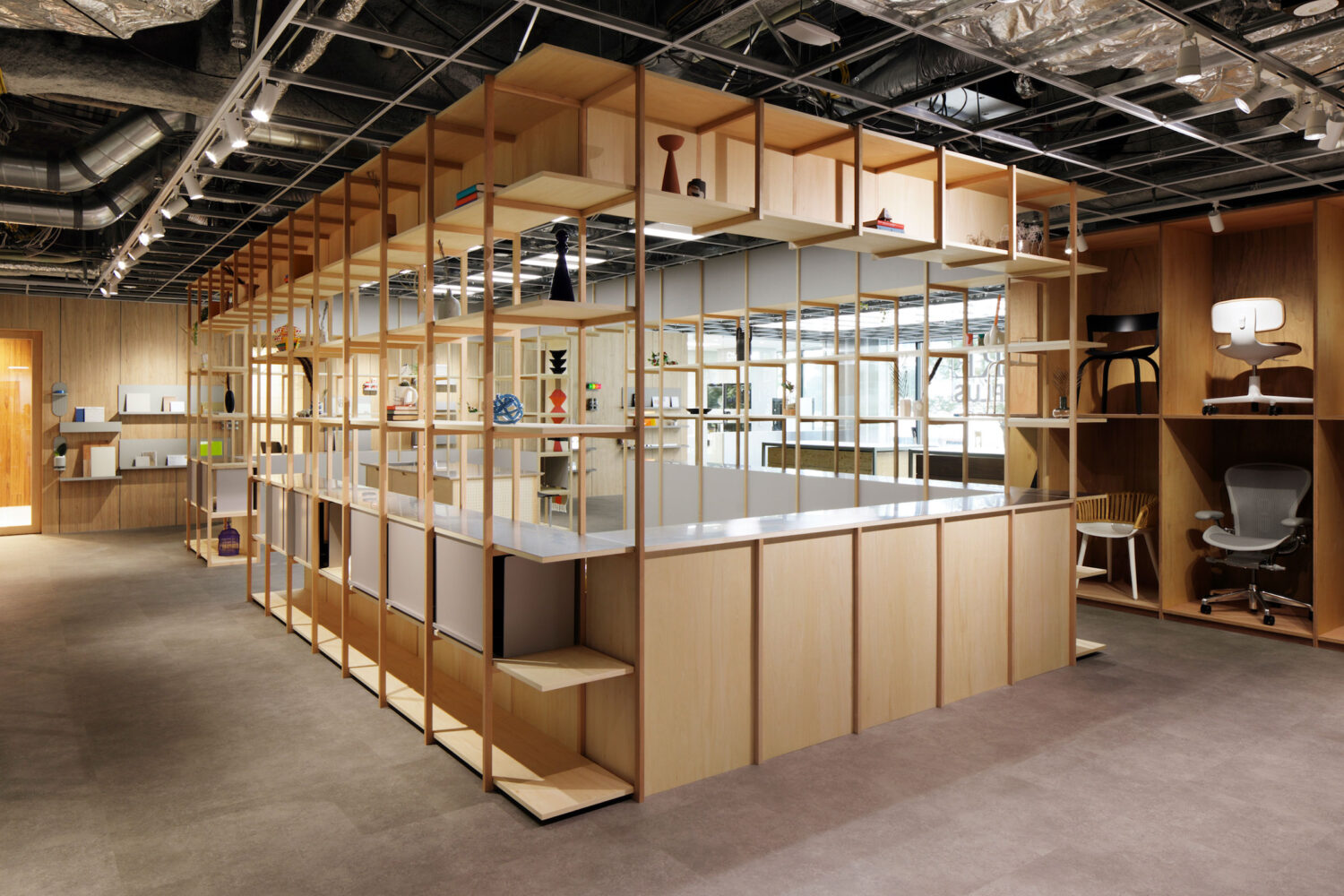 大嶋励＋小阿瀬直＋山田優 / SNARK Inc.による、愛知の、ショールーム「CREATORE with PLUS 名古屋」。オフィスの構築全般を業務とする企業の施設。現代の多様な働き方に ...