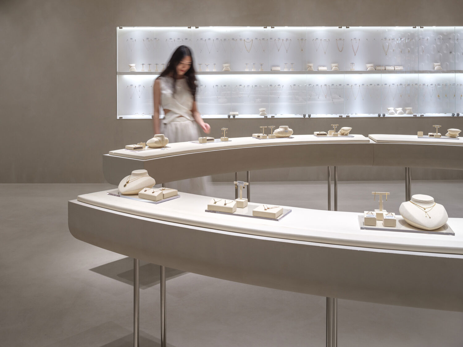 小嶋伸也＋小嶋綾香 / 小大建築設計事務所による、中国の店舗「LIGHT MARK 蘇州」。新進ジュエリーブランドの為の内装計画。気軽に立ち寄れる空間を目指して、ケースへの商品陳列ではなく垂直 ...