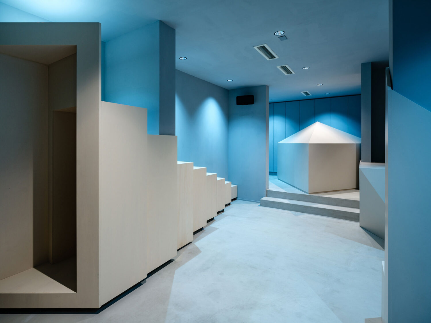 伊原慶 / TA+Aによる、東京・代官山の美容室「SAL Hair Salon」。流行の変化が盛んな地域に計画。本来の機能にギャラリーを加えた ...