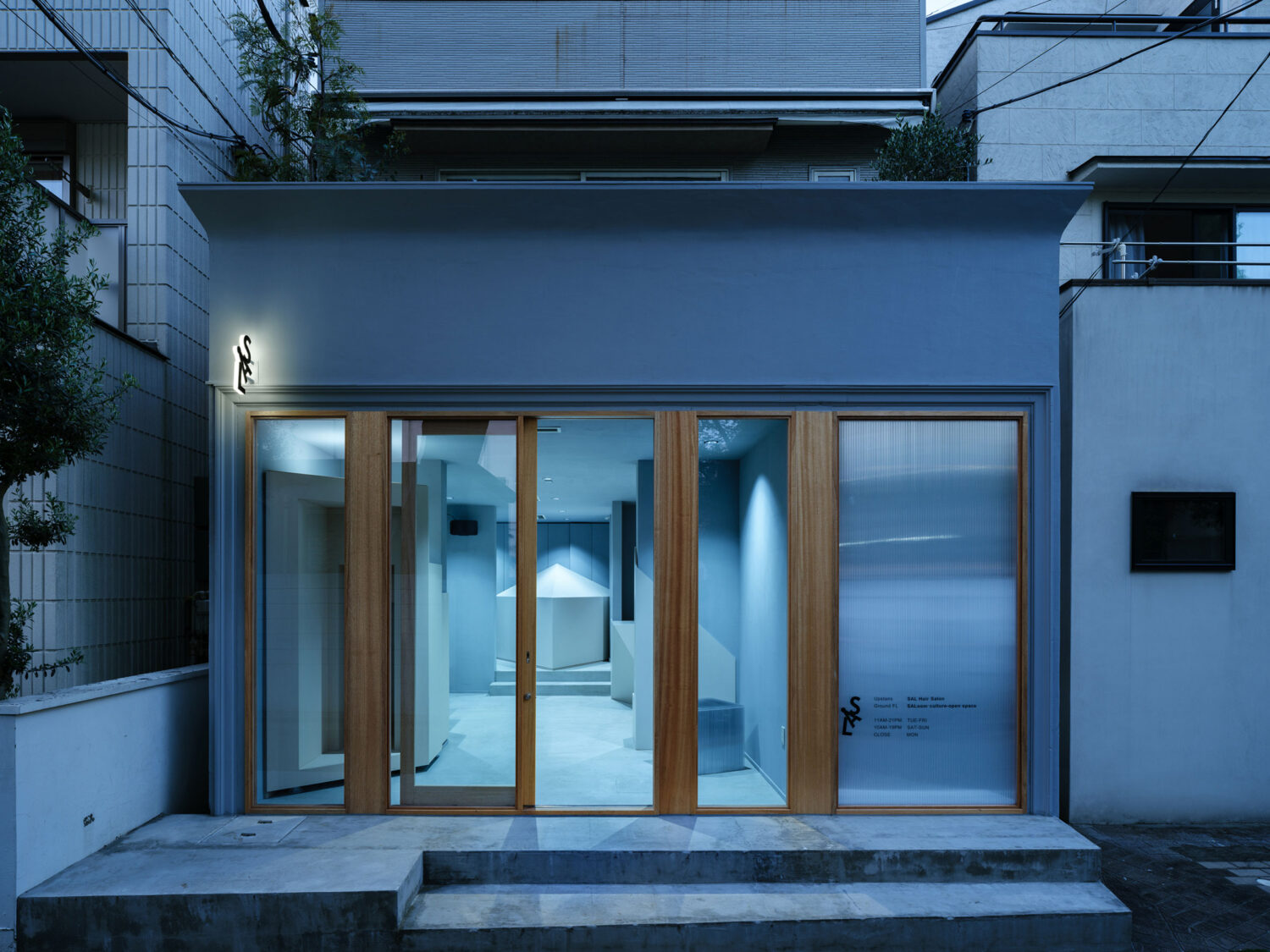 伊原慶 / TA+Aによる、東京・代官山の美容室「SAL Hair Salon」。流行の変化が盛んな地域に計画。本来の機能にギャラリーを加えた ...