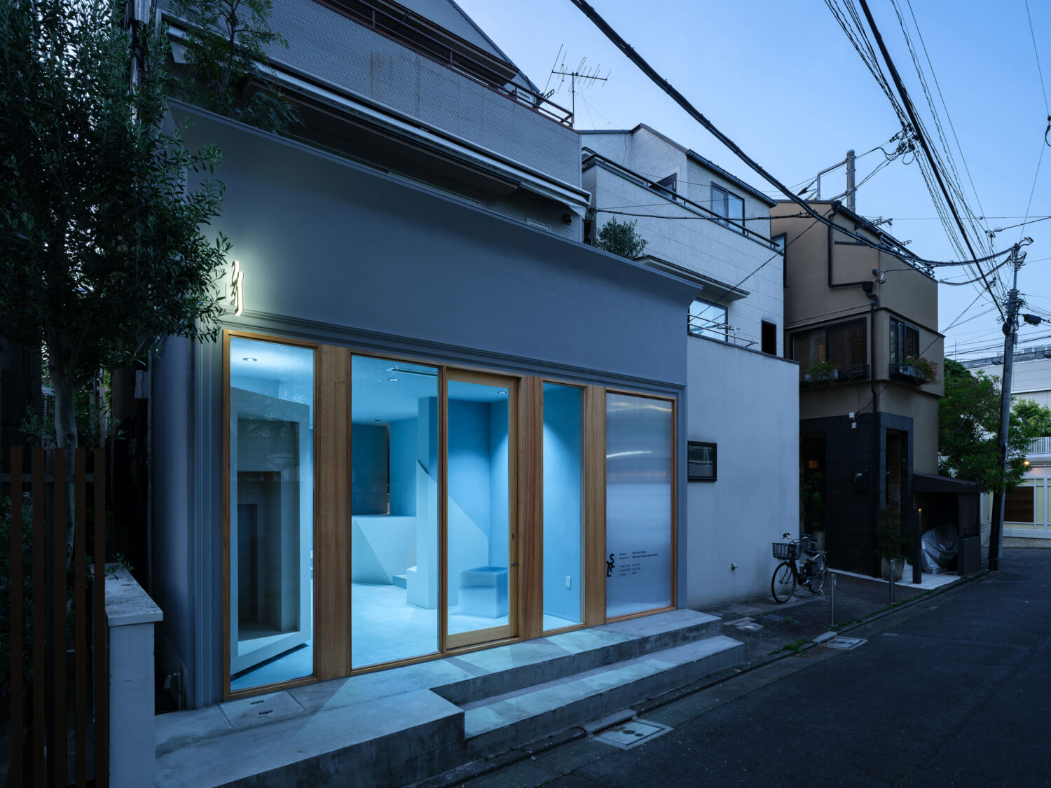 伊原慶 / TA+Aによる、東京・代官山の美容室「SAL Hair Salon」。流行の変化が盛んな地域に計画。本来の機能にギャラリーを加えた ...