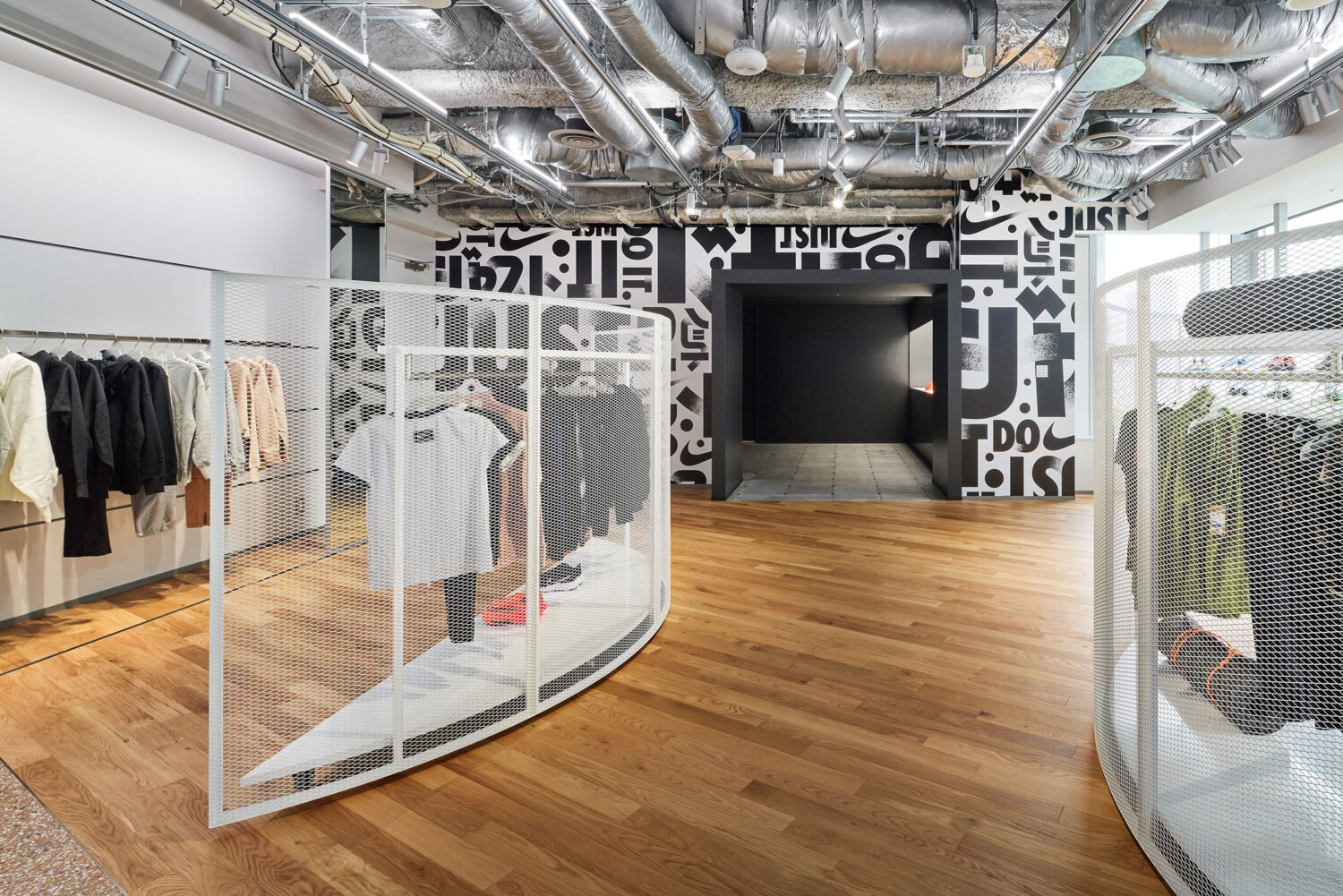 トラフ建築設計事務所による、東京・港区の「NJH SHOWROOM/ACTIVITY/STUDIO」。商品展示・運動・もてなしの為の3つの空間 ...