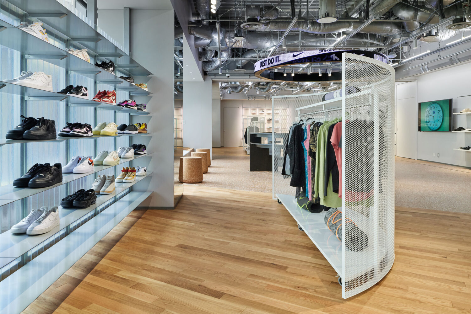 トラフ建築設計事務所による、東京・港区の「NJH SHOWROOM/ACTIVITY/STUDIO」。商品展示・運動・もてなしの為の3つの空間 ...