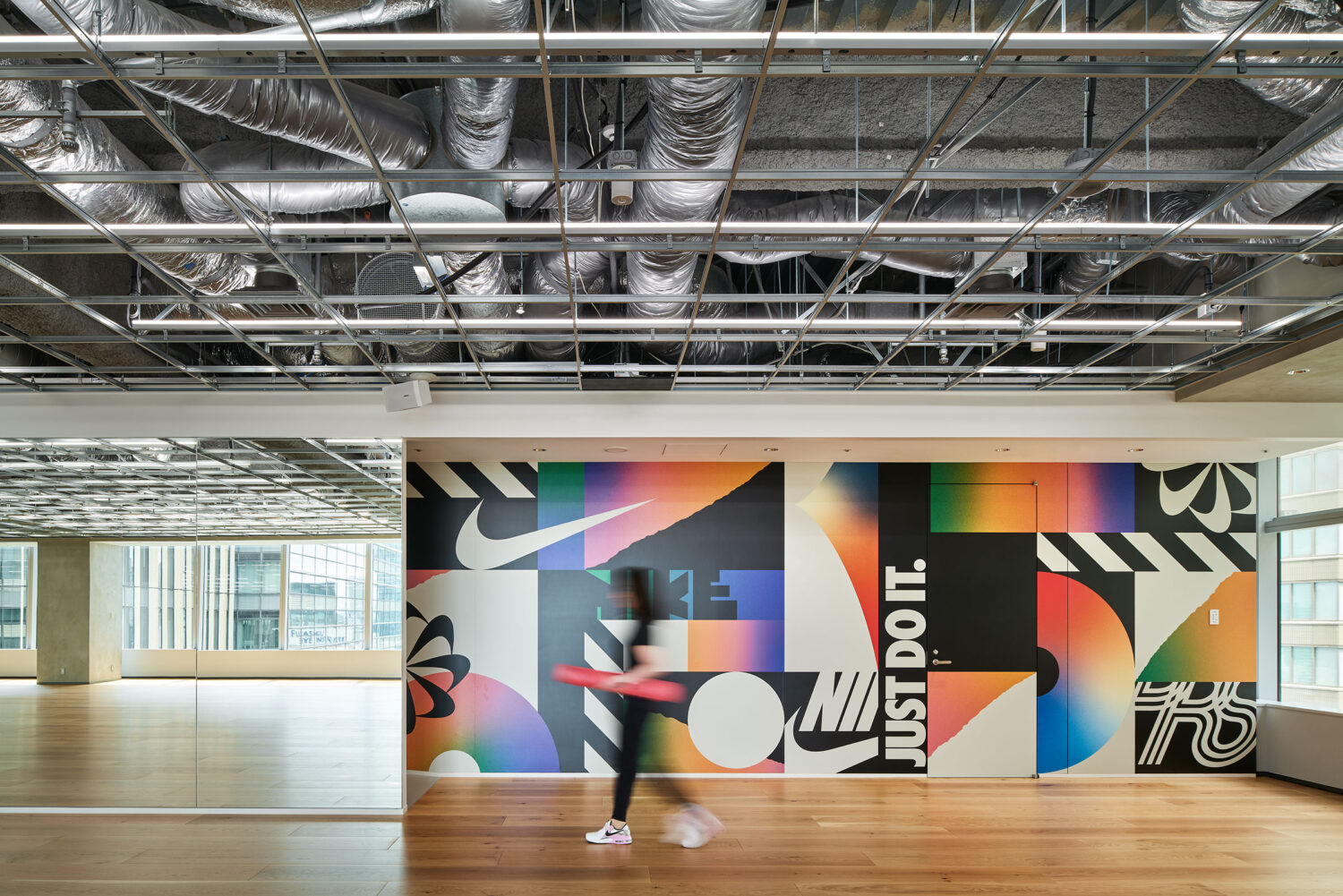 トラフ建築設計事務所による、東京・港区の「NJH SHOWROOM/ACTIVITY/STUDIO」。商品展示・運動・もてなしの為の3つの空間 ...