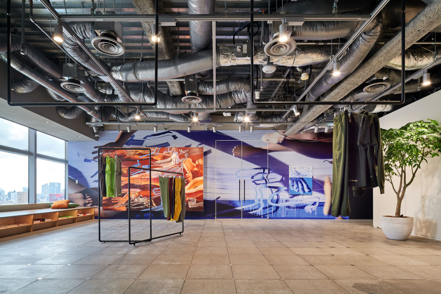 トラフ建築設計事務所による、東京・港区の「NJH SHOWROOM/ACTIVITY/STUDIO」。商品展示・運動・もてなしの為の3つの空間 ...