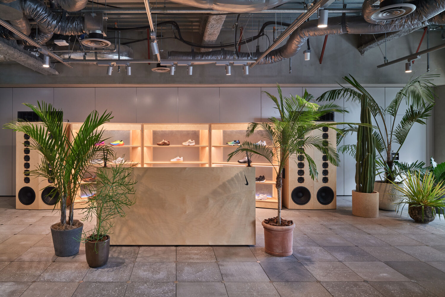 トラフ建築設計事務所による、東京・港区の「NJH SHOWROOM/ACTIVITY/STUDIO」。商品展示・運動・もてなしの為の3つの空間 ...