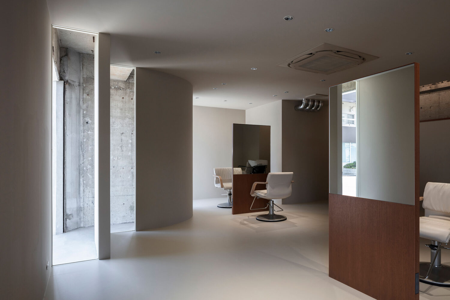 田中了多 / MIRRORによる、兵庫・尼崎市の美容室「Lucrin」。住宅街の交差点前の区画。用途への応答と共に地域に寄り添う建築を目指し、通り抜けも出来る“余白”と光を効果的に取り込む開口 ...