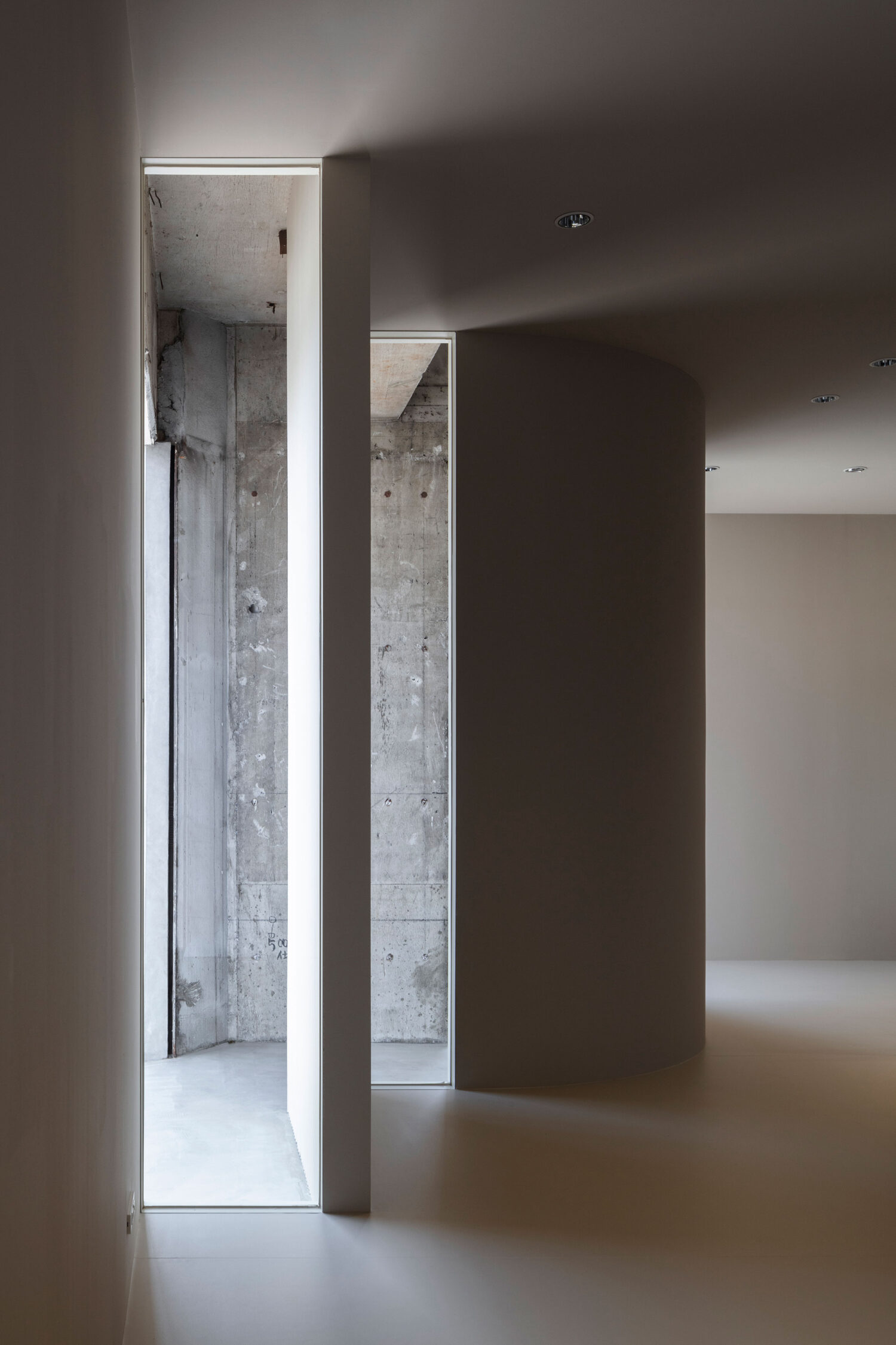 田中了多 / MIRRORによる、兵庫・尼崎市の美容室「Lucrin」。住宅街の交差点前の区画。用途への応答と共に地域に寄り添う建築を目指し、通り抜けも出来る“余白”と光を効果的に取り込む開口 ...