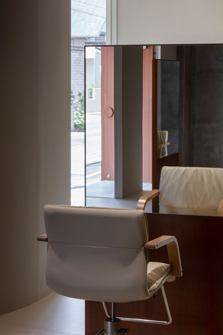 田中了多 / MIRRORによる、兵庫・尼崎市の美容室「Lucrin」。住宅街の交差点前の区画。用途への応答と共に地域に寄り添う建築を目指し、通り抜けも出来る“余白”と光を効果的に取り込む開口 ...