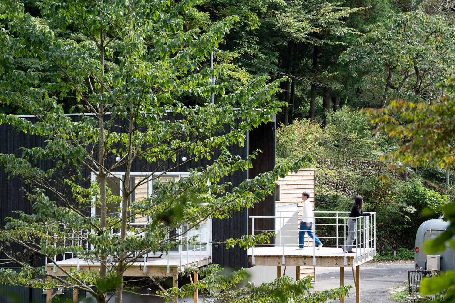 山家明 マウンテンハウスアーキテクツによる、東京・西多摩郡の、サテライトオフィス兼宿泊施設「village Hinohara」。都心から