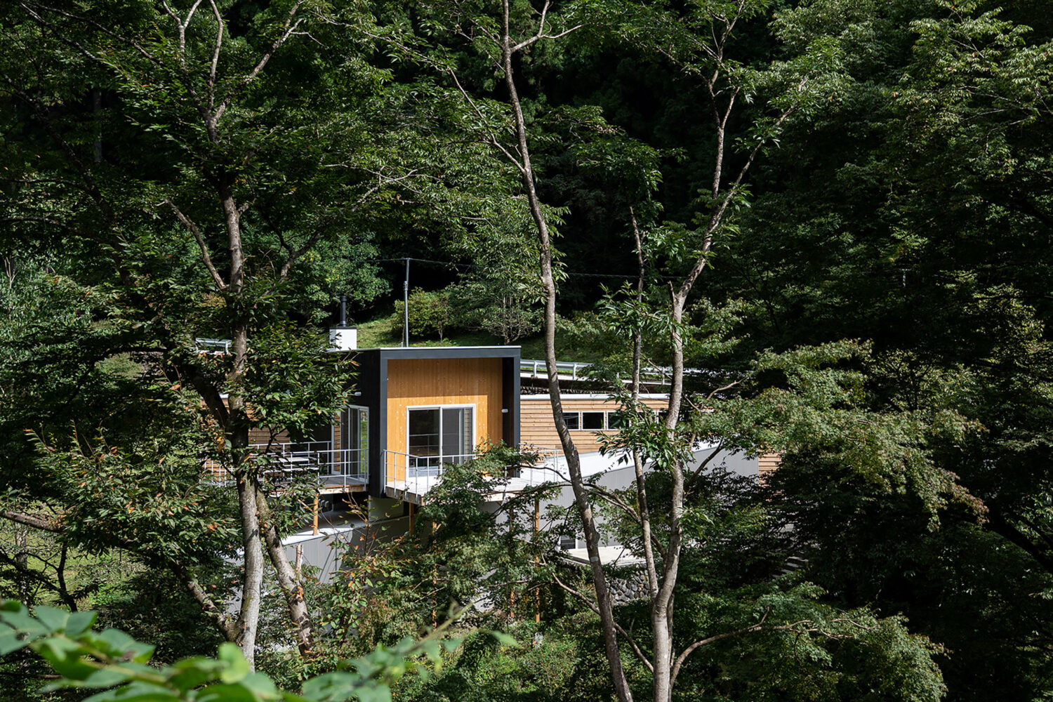 山家明 マウンテンハウスアーキテクツによる、東京・西多摩郡の、サテライトオフィス兼宿泊施設「village Hinohara」。都心から