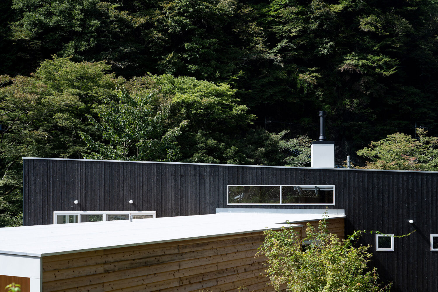 山家明 マウンテンハウスアーキテクツによる、東京・西多摩郡の、サテライトオフィス兼宿泊施設「village Hinohara」。都心から