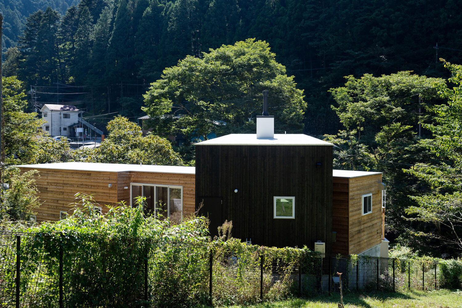 山家明 マウンテンハウスアーキテクツによる、東京・西多摩郡の、サテライトオフィス兼宿泊施設「village Hinohara」。都心から
