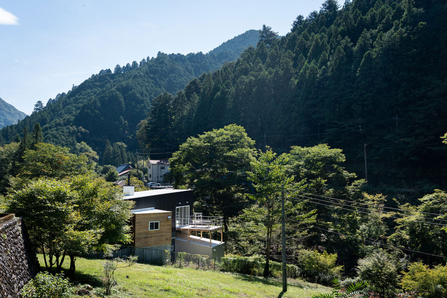 山家明 マウンテンハウスアーキテクツによる、東京・西多摩郡の、サテライトオフィス兼宿泊施設「village Hinohara」。都心から
