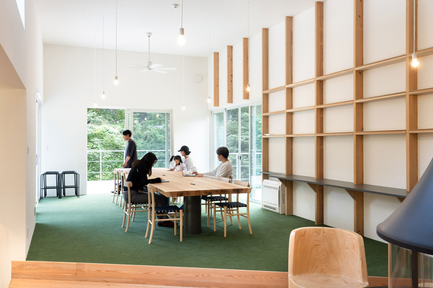 山家明 マウンテンハウスアーキテクツによる、東京・西多摩郡の、サテライトオフィス兼宿泊施設「village Hinohara」。都心から