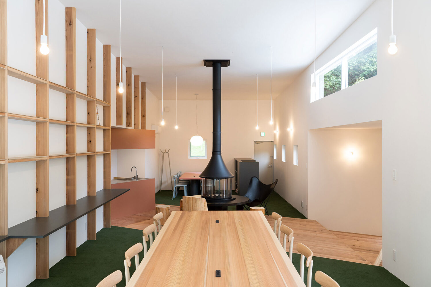 山家明 マウンテンハウスアーキテクツによる、東京・西多摩郡の、サテライトオフィス兼宿泊施設「village Hinohara」。都心から