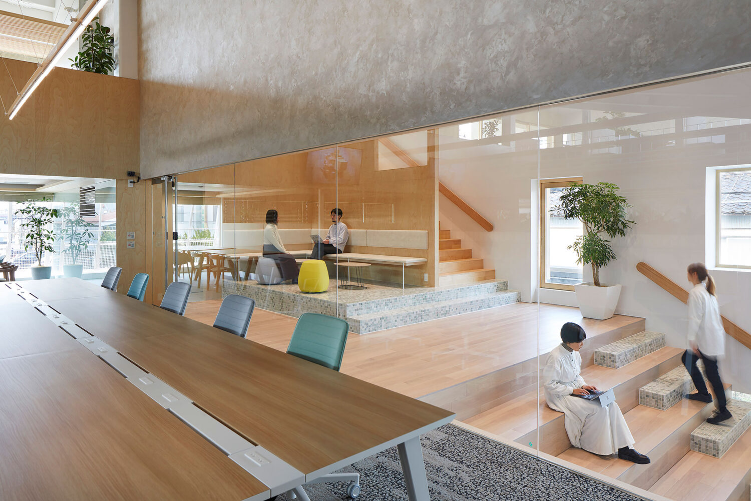 大野力 / sinatoによる、新潟・加茂市のオフィス「OYANAGI CONSTRUCTION」。建設会社の新社屋。地域の日常風景に活気を ...