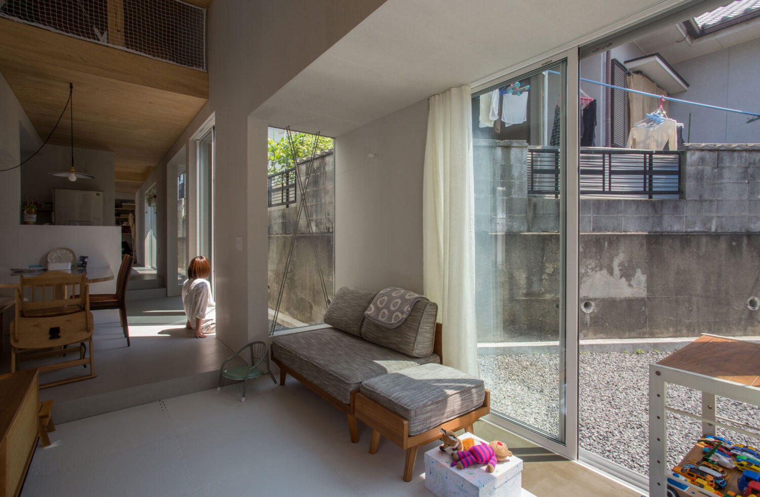 神谷勇机 / 1-1 Architectsによる、愛媛・伊予市の「House KJ 輪郭と線」。区画整理で生まれた“変形旗竿”地に計画。“拠り所のない”状況下で“新たな関係性の構築”を目指し ...