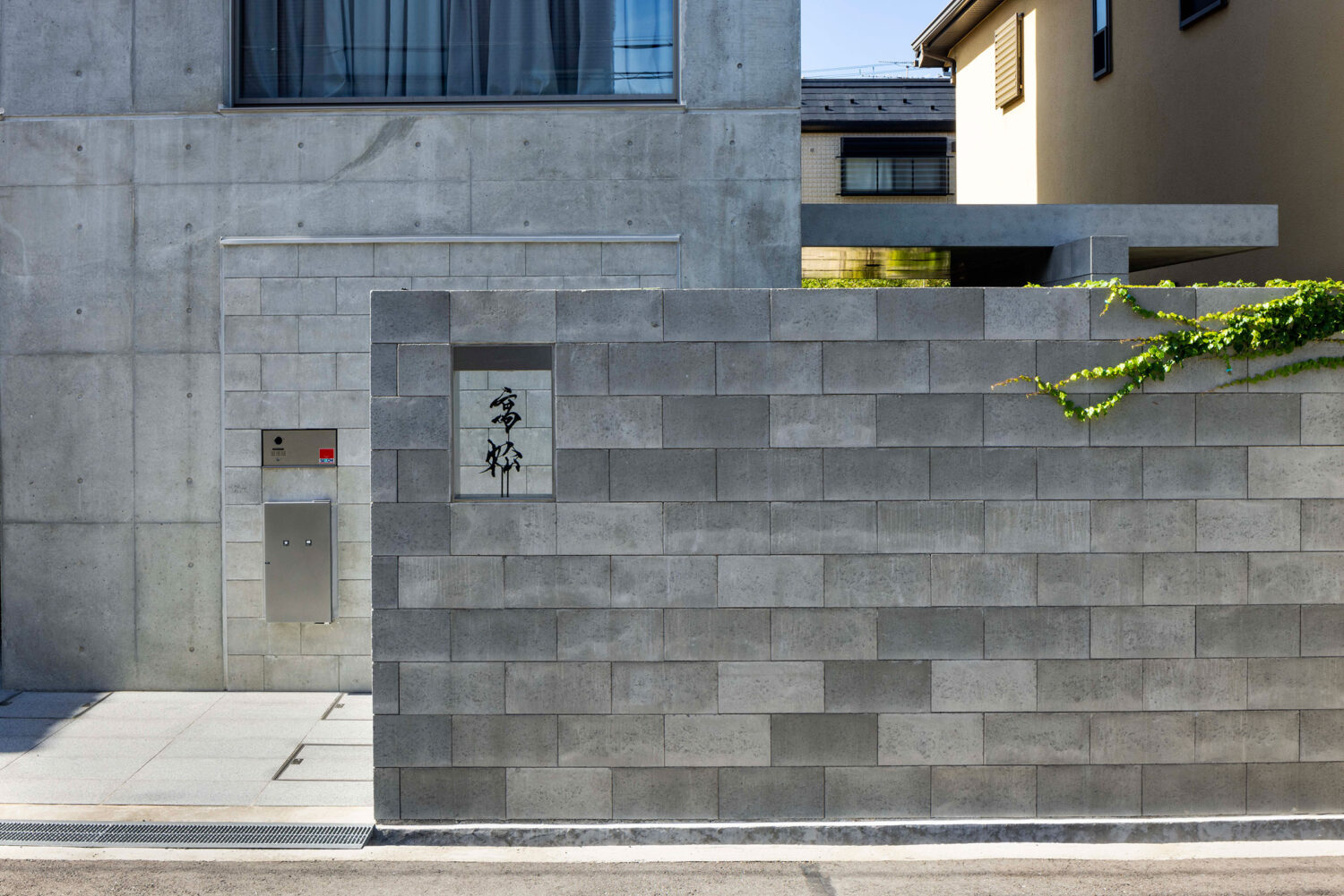 小野龍人＋三浦朋訓＋ヤン・シカン / T2Pアーキテクツによる、兵庫の「甲子園の住宅」。閑静な住宅街に計画。長く住める“愛着”と生活変化を受容する“余白”の要望に、RC壁が作る“揺るぎない骨格 ...