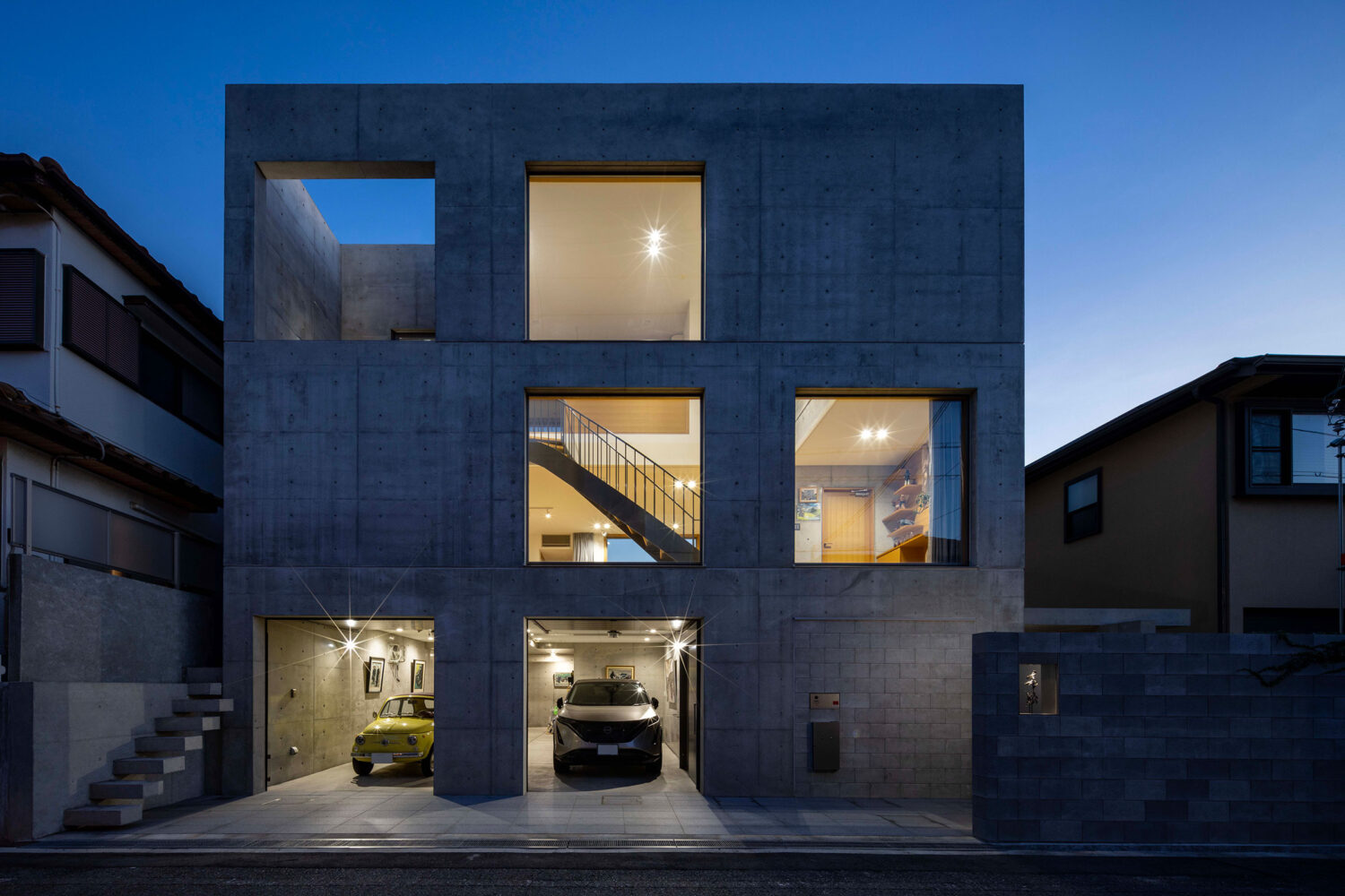 小野龍人＋三浦朋訓＋ヤン・シカン / T2Pアーキテクツによる、兵庫の「甲子園の住宅」。閑静な住宅街に計画。長く住める“愛着”と生活変化を受容する“余白”の要望に、RC壁が作る“揺るぎない骨格 ...