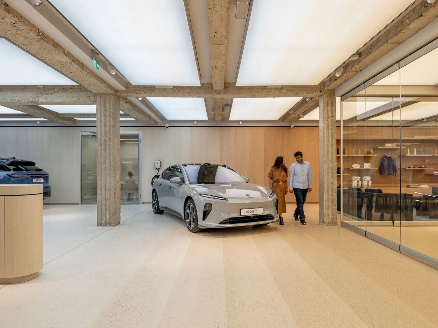 MVRDVによる、オランダの店舗「NIO・ハウス・ロッテルダム」。電気自動車の企業の為に計画。施主の思想と地域の特徴の融合を求め、共通点の“柔軟性”を基にして上下動するテーブルや外に拡張可能な ...