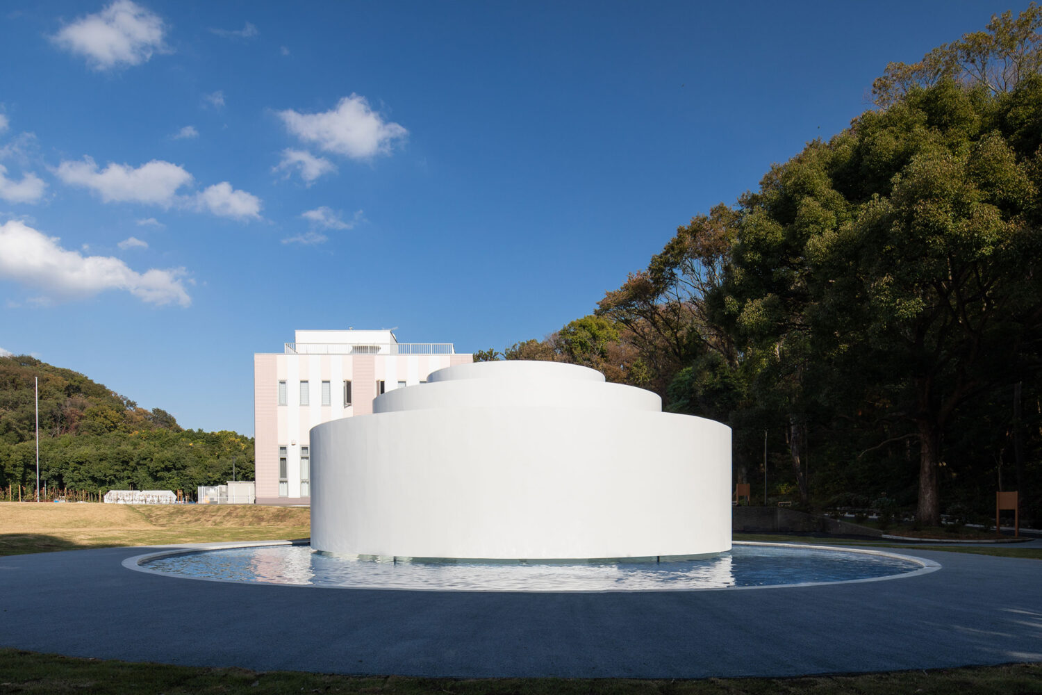 小野龍人＋三浦朋訓＋ヤン・シカン / T2Pアーキテクツによる、神奈川・厚木市の「管の広場」。下水道に関わる会社の施設の入口に計画。求心性の ...