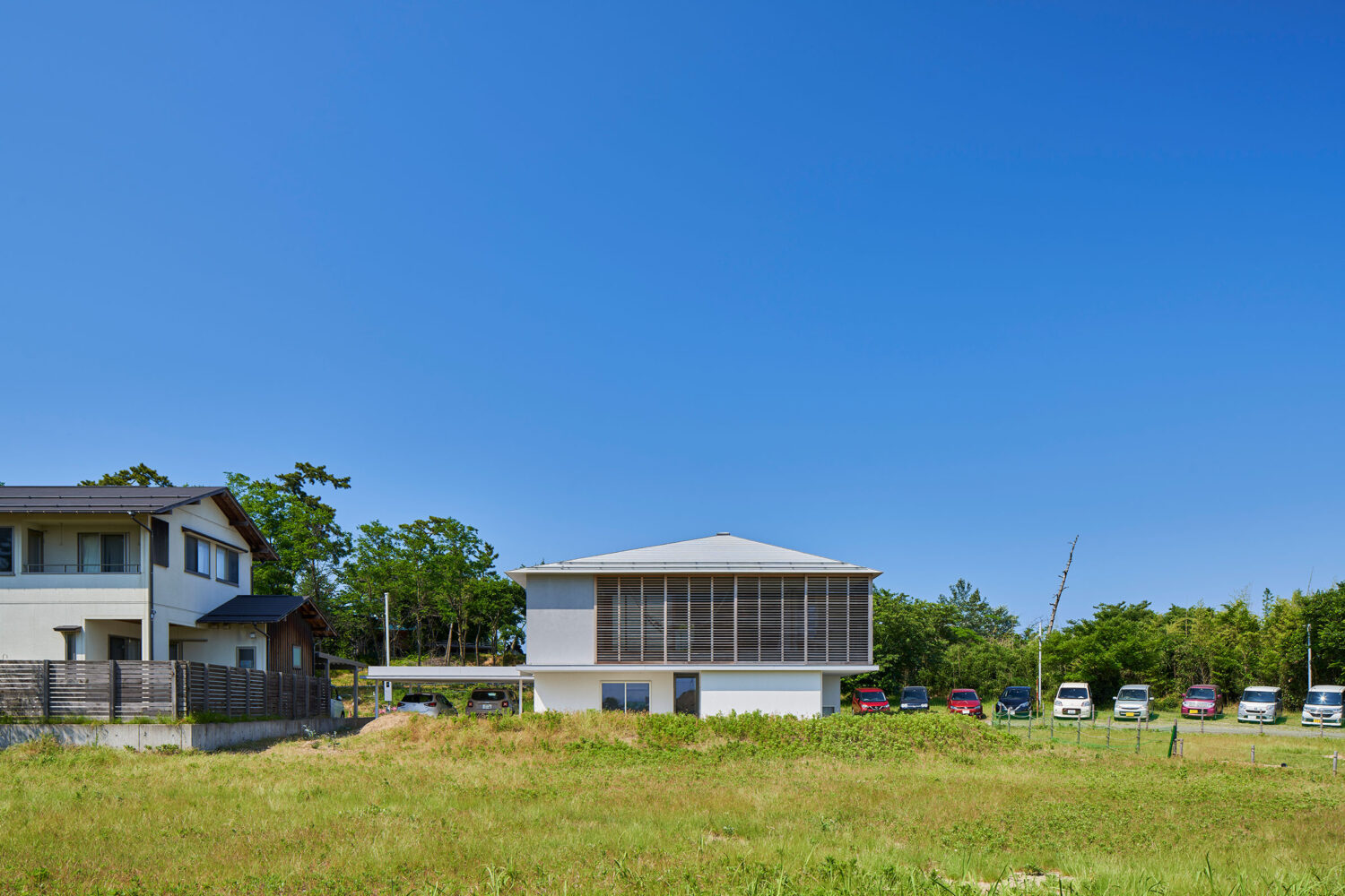東海林健建築設計事務所による、新潟市の「toga house / 傘の家」。砂丘の頂の“原っぱ”の中に計画。広大な環境の引込と住まいの安心感を ...