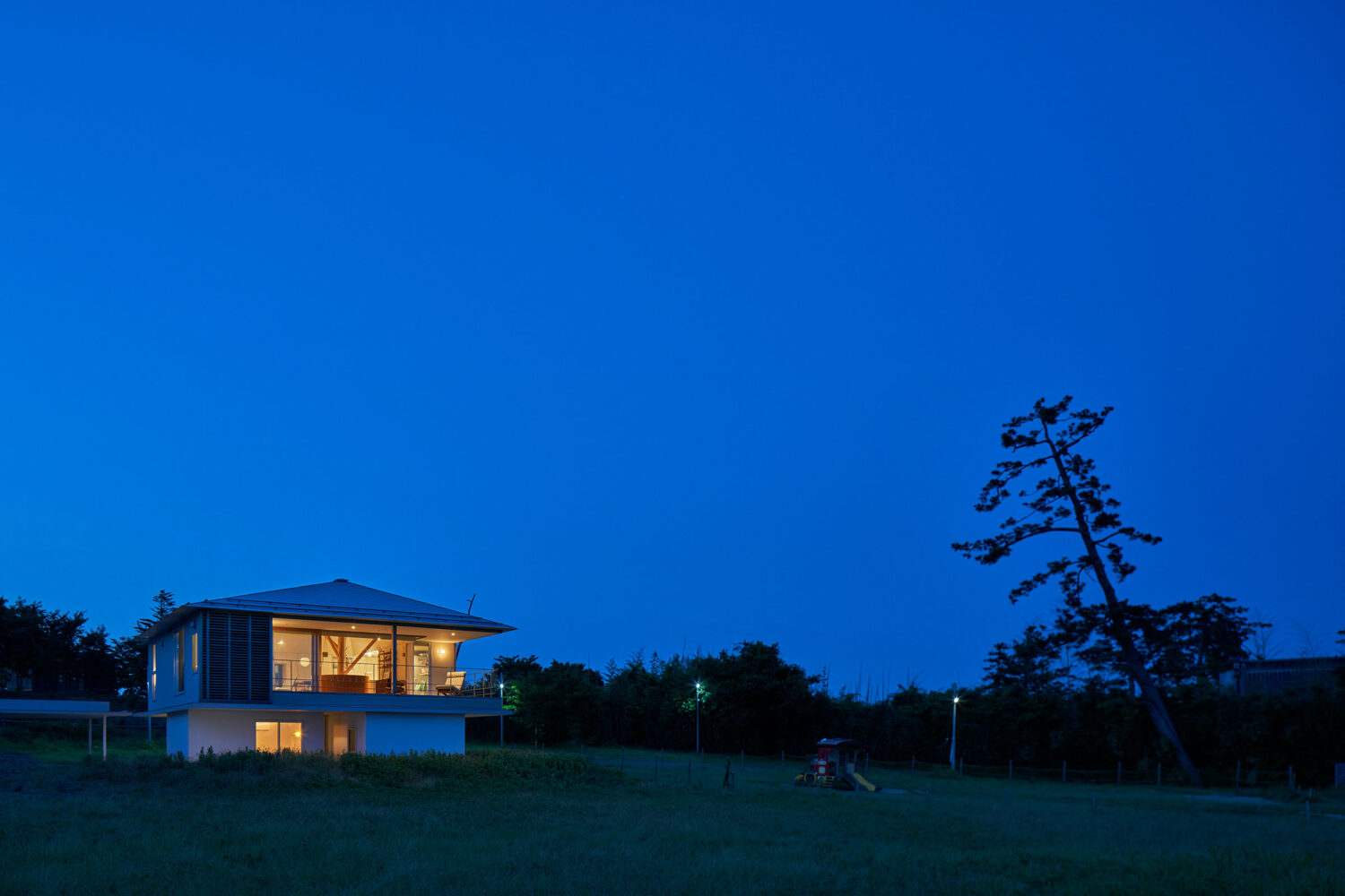 東海林健建築設計事務所による、新潟市の「toga house / 傘の家」。砂丘の頂の“原っぱ”の中に計画。広大な環境の引込と住まいの安心感を ...