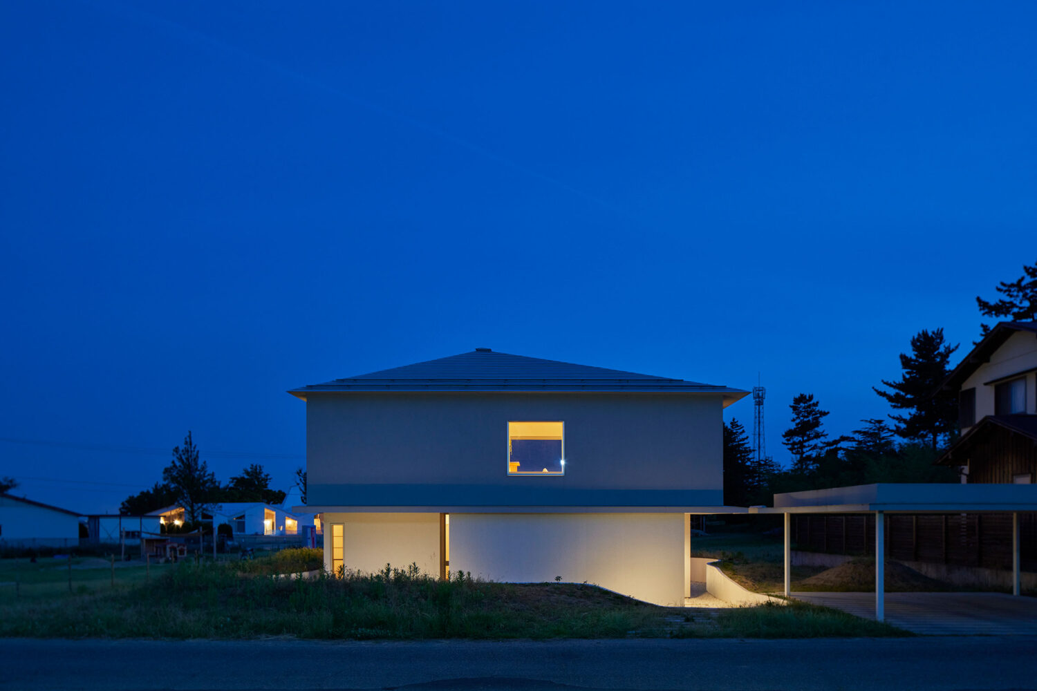 東海林健建築設計事務所による、新潟市の「toga house / 傘の家」。砂丘の頂の“原っぱ”の中に計画。広大な環境の引込と住まいの安心感を ...