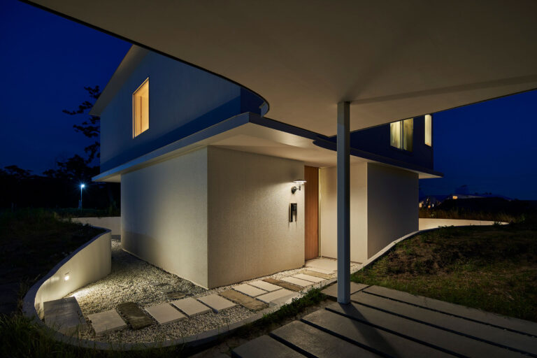 東海林健建築設計事務所による、新潟市の「toga house / 傘の家」。砂丘の頂の“原っぱ”の中に計画。広大な環境の引込と住まいの安心感を ...