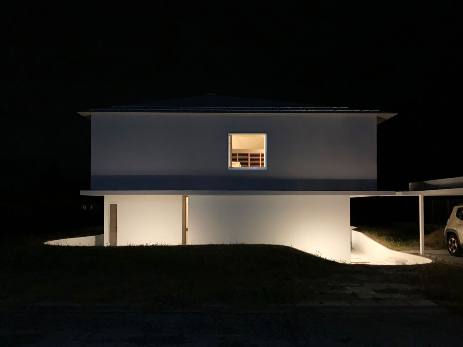 東海林健建築設計事務所による、新潟市の「toga house / 傘の家」。砂丘の頂の“原っぱ”の中に計画。広大な環境の引込と住まいの安心感を ...