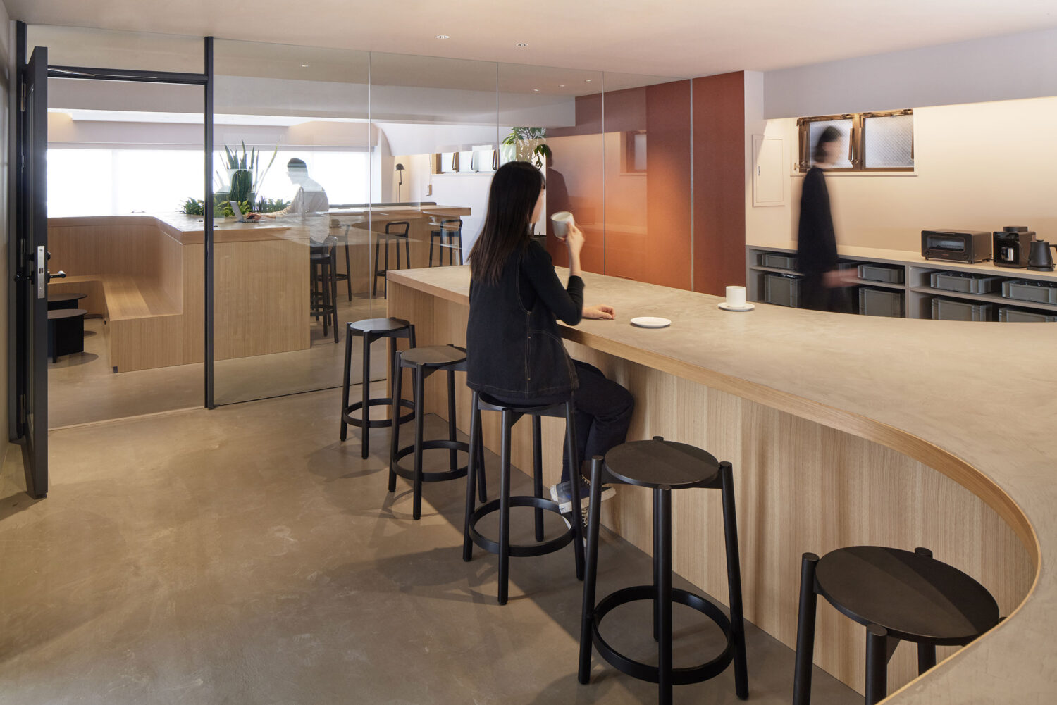 トラフ建築設計事務所の意匠設計・監修による、東京・大田区の「Well-Blend 蒲田」。社員寮を改修した共用部に交流空間等を備えた賃貸集合住宅。シェアスペースでは、有機的な曲線の“島什器”で ...