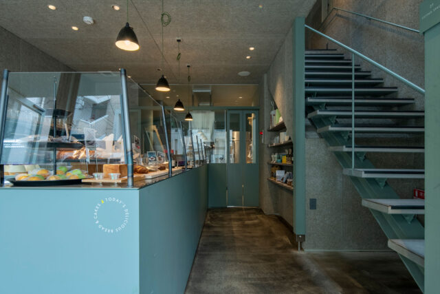 江頭真太 / PLANNING ESによる、福岡市の飲食店「ORTO CAFE」。街の中心から少し離れた木造二階のカフェ。同業他社との“差別化 ...